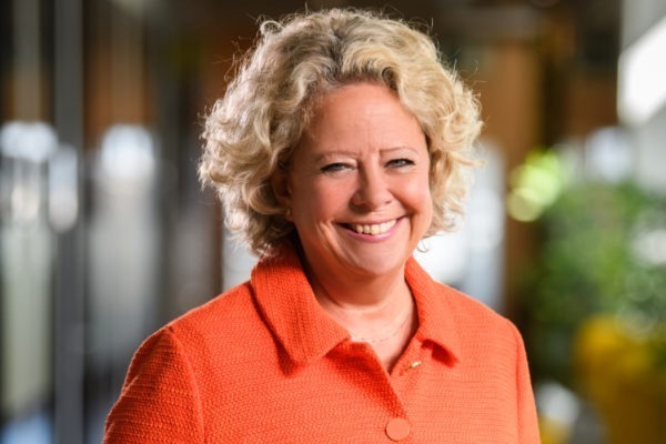 Helen Duphorn: «Estamos empenhados em as... | Revista Líder